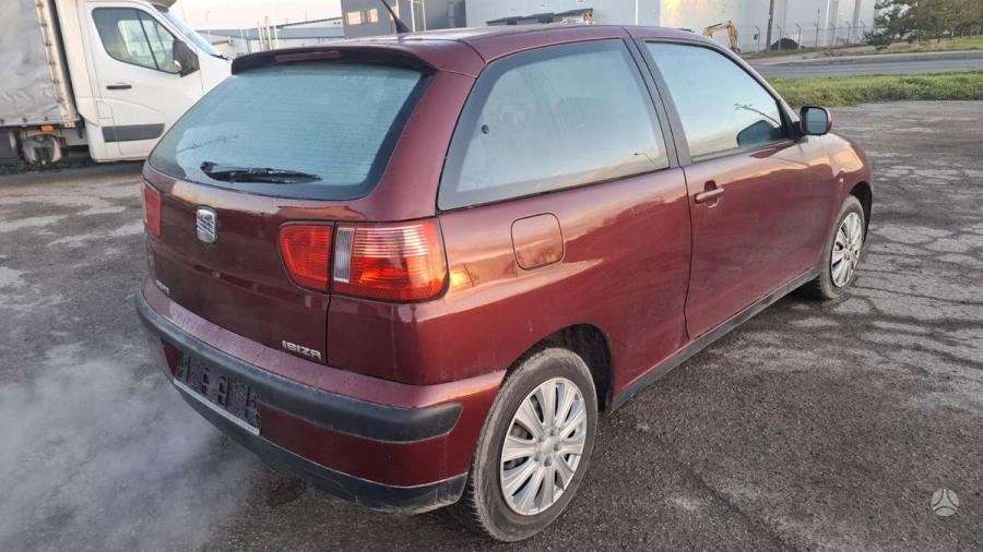 Red SEAT Ibiza 2001 in Marijampole, with an engine capacity of 1.60 L and mileage of 135 thousand km for 950 €, photo 4 on AUTOMOTO.COM.LV