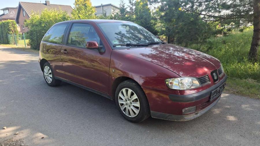 Red SEAT Ibiza 2001 in Marijampole, with an engine capacity of 1.60 L and mileage of 135 thousand km for 850 €, photo 1 on AUTOMOTO.COM.LV