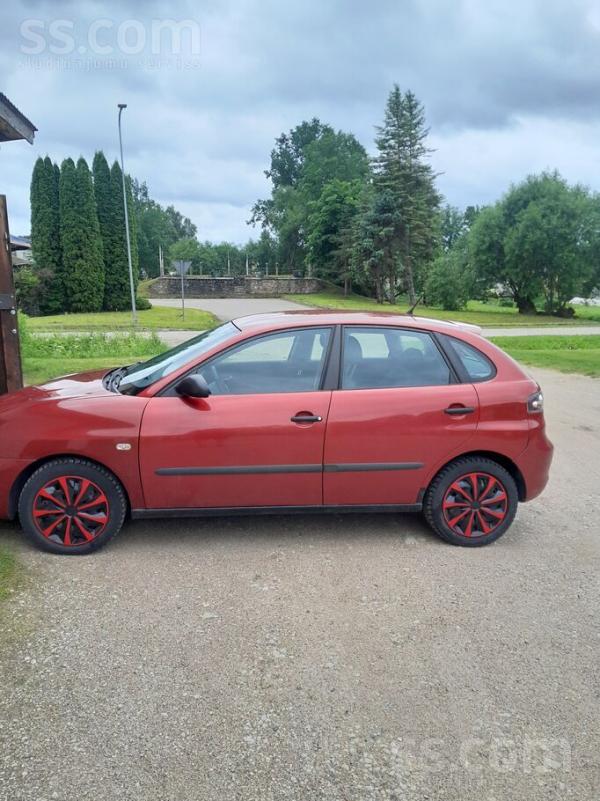 Red SEAT Ibiza 2009 in Valmiera, with an engine capacity of 1.40 L and mileage of 114 thousand km for 2850 €, photo 2 on AUTOMOTO.COM.LV