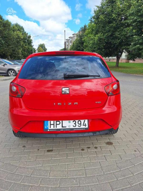 Red SEAT Ibiza 2015 in Kaunas, with an engine capacity of 1.60 L and mileage of 223 thousand km for 3200 €, photo 4 on AUTOMOTO.COM.LV