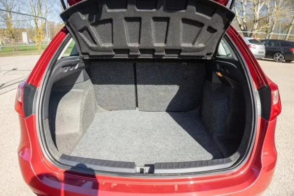 Red SEAT Ibiza 2010 in Liepaja, with an engine capacity of 1.20 L and mileage of 218 thousand km for 4650 €, photo 10 on AUTOMOTO.COM.LV