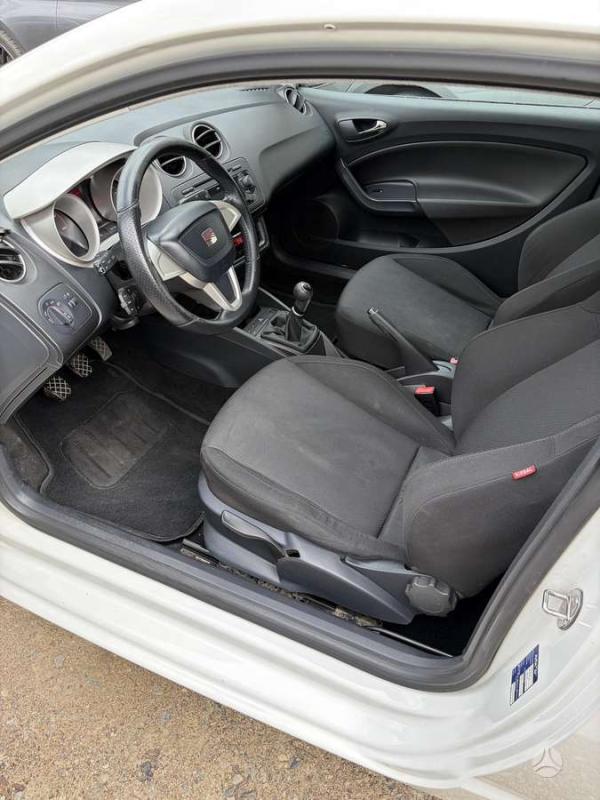 White SEAT Ibiza 2008 in Jonava, with an engine capacity of 1.90 L and mileage of 325 thousand km for 2800 €, photo 7 on AUTOMOTO.COM.LV