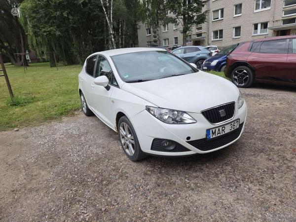 SEAT Ibiza 2008 in Kaunas on AUTOMOTO.COM.LV White SEAT Ibiza 2008 in Kaunas, with an engine capacity of 1.60 L and mileage of 193 thousand km for 1000 €, photo 3 on AUTOMOTO.COM.LV