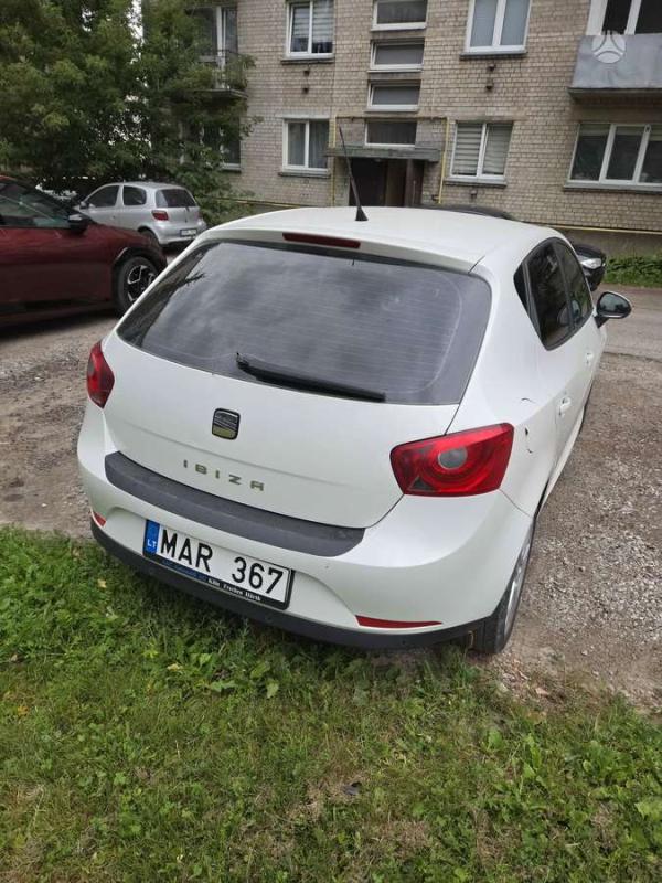 SEAT Ibiza 2008 in Kaunas on AUTOMOTO.COM.LV White SEAT Ibiza 2008 in Kaunas, with an engine capacity of 1.60 L and mileage of 193 thousand km for 1000 €, photo 4 on AUTOMOTO.COM.LV