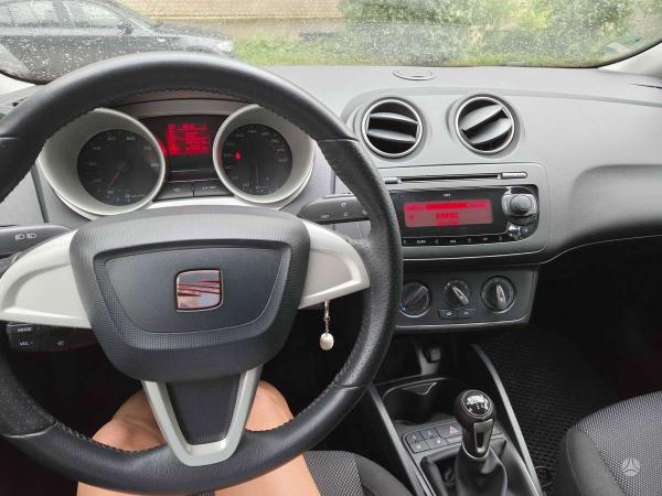 SEAT Ibiza 2008 in Kaunas on AUTOMOTO.COM.LV White SEAT Ibiza 2008 in Kaunas, with an engine capacity of 1.60 L and mileage of 193 thousand km for 1000 €, photo 6 on AUTOMOTO.COM.LV