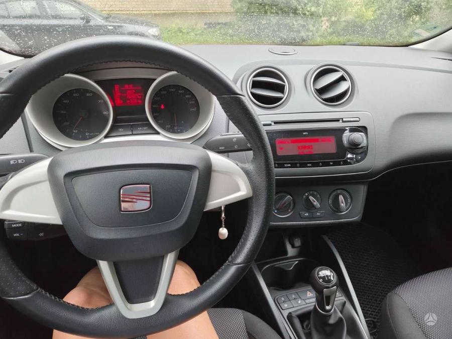 White SEAT Ibiza 2008 in Kaunas, with an engine capacity of 1.60 L and mileage of 193 thousand km for 1000 €, photo 6 on AUTOMOTO.COM.LV