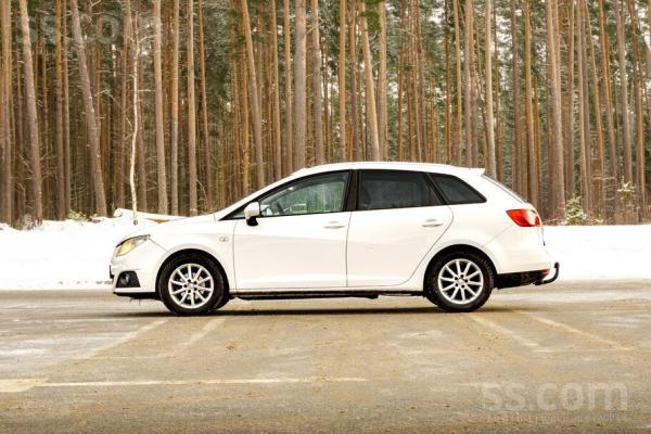 White SEAT Ibiza 2011 in Riga, with an engine capacity of 1.20 L and mileage of 301 thousand km for 3190 €, photo 5 on AUTOMOTO.COM.LV