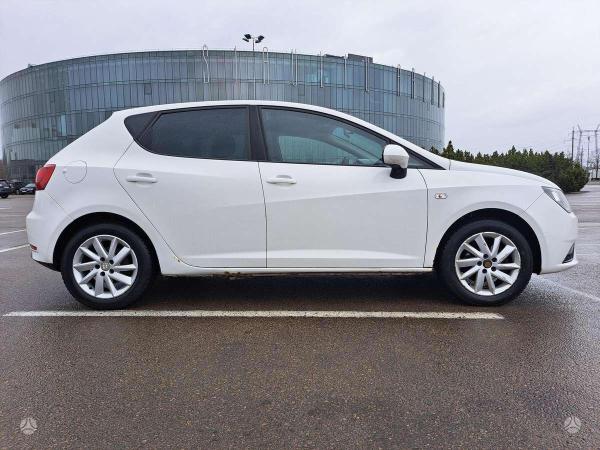 White SEAT Ibiza 2013 in Siauliai, with an engine capacity of 1.39 L and mileage of 205 thousand km for 2490 €, photo 5 on AUTOMOTO.COM.LV