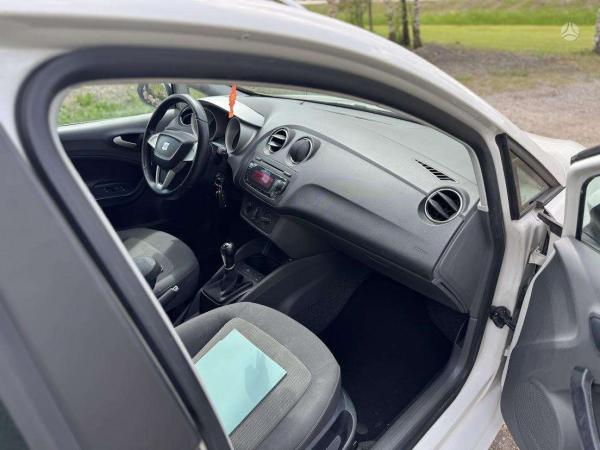 White SEAT Ibiza 2011 in Radviliskis, with an engine capacity of 1.20 L and mileage of 205 thousand km for 2600 €, photo 7 on AUTOMOTO.COM.LV