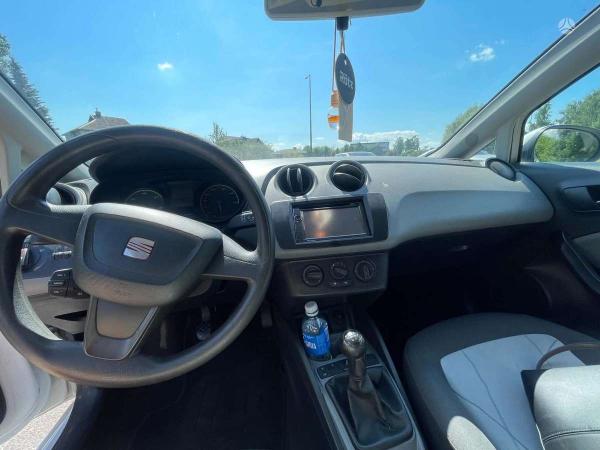 White SEAT Ibiza 2012 in Alytus, with an engine capacity of 1.21 L and mileage of 289 thousand km for 2500 €, photo 7 on AUTOMOTO.COM.LV