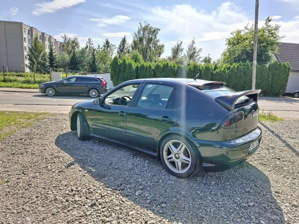 Black SEAT Leon 2001 in Sirvintos, with an engine capacity of 1.90 L and mileage of 289 thousand km for 899 €, photo 1 on AUTOMOTO.COM.LV