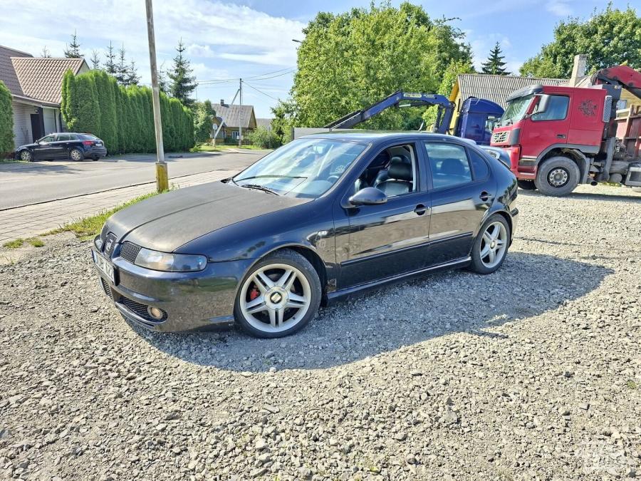 Black SEAT Leon 2003 in Sirvintos, with an engine capacity of 1.90 L and mileage of 280 thousand km for 1050 €, photo 4 on AUTOMOTO.COM.LV