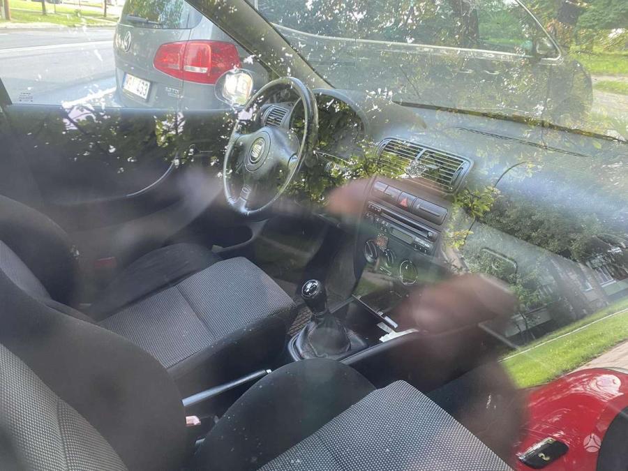 Black SEAT Leon 2003 in Vilnius, with an engine capacity of 1.60 L and mileage of 270 thousand km for 490 €, photo 5 on AUTOMOTO.COM.LV