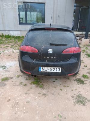 Black SEAT Leon 2005 in Riga, with an engine capacity of 2.00 L and mileage of 298 thousand km for 600 €, photo 4 on AUTOMOTO.COM.LV