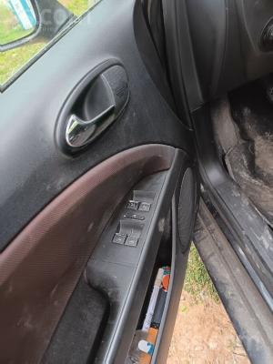 Black SEAT Leon 2005 in Riga, with an engine capacity of 2.00 L and mileage of 298 thousand km for 600 €, photo 7 on AUTOMOTO.COM.LV