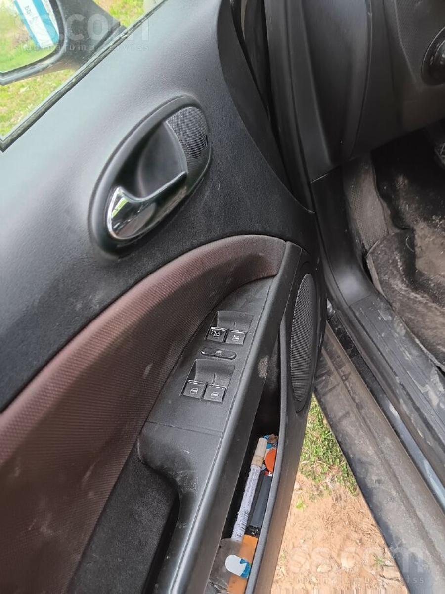Black SEAT Leon 2005 in Riga, with an engine capacity of 2.00 L and mileage of 298 thousand km for 600 €, photo 7 on AUTOMOTO.COM.LV