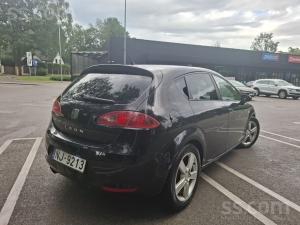 Black SEAT Leon 2005 in Riga, with an engine capacity of 2.00 L and mileage of 298 thousand km for 1480 €, photo 5 on AUTOMOTO.COM.LV