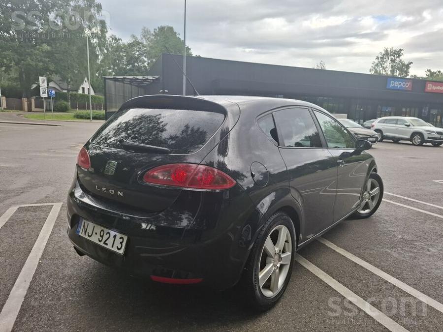 Black SEAT Leon 2005 in Riga, with an engine capacity of 2.00 L and mileage of 298 thousand km for 1480 €, photo 5 on AUTOMOTO.COM.LV