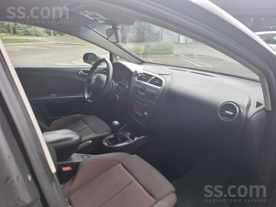 Black SEAT Leon 2005 in Riga, with an engine capacity of 2.00 L and mileage of 298 thousand km for 1480 €, photo 6 on AUTOMOTO.COM.LV