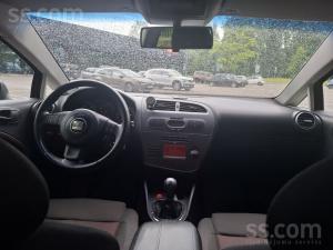 Black SEAT Leon 2005 in Riga, with an engine capacity of 2.00 L and mileage of 298 thousand km for 1480 €, photo 8 on AUTOMOTO.COM.LV