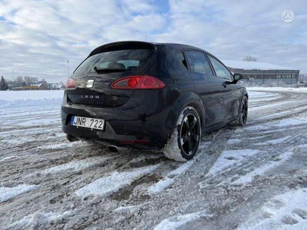 Black SEAT Leon 2006 in Kaunas, with an engine capacity of 1.97 L and mileage of 350 thousand km for 1490 €, photo 3 on AUTOMOTO.COM.LV