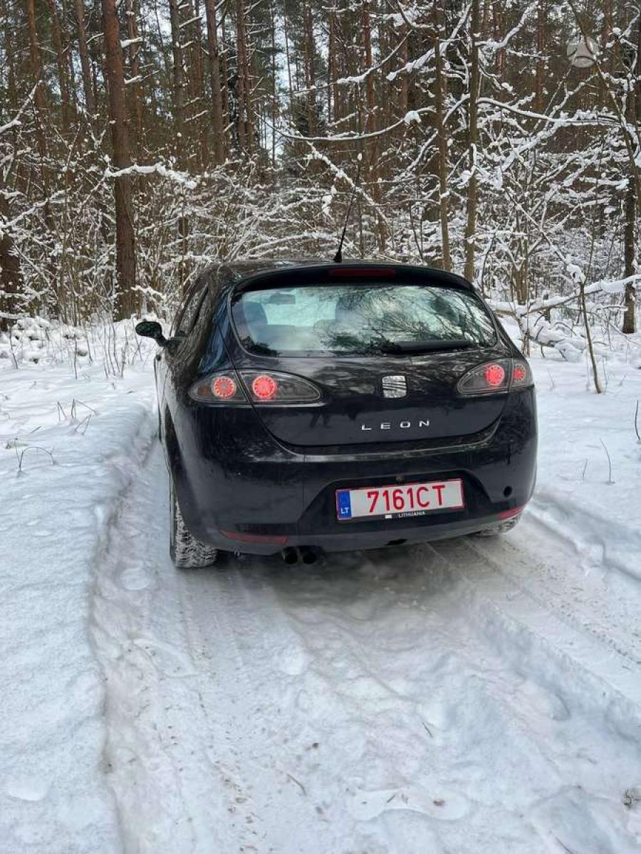 Black SEAT Leon 2006 in Alytus, with an engine capacity of 1.97 L and mileage of 313 thousand km for 1200 €, photo 4 on AUTOMOTO.COM.LV
