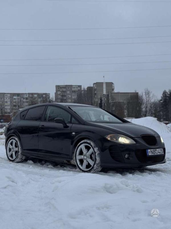 Black SEAT Leon 2006 in Vilnius, with an engine capacity of 2.00 L and mileage of 208 thousand km for 2550 €, photo 4 on AUTOMOTO.COM.LV