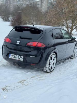 Black SEAT Leon 2006 in Vilnius, with an engine capacity of 2.00 L and mileage of 208 thousand km for 2550 €, photo 10 on AUTOMOTO.COM.LV