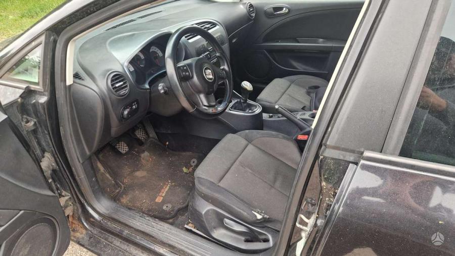 Black SEAT Leon 2006 in Kaunas, with an engine capacity of 1.97 L and mileage of 324 thousand km for 950 €, photo 4 on AUTOMOTO.COM.LV