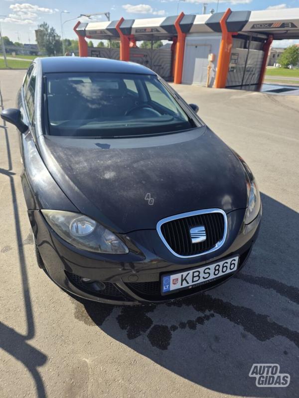 Black SEAT Leon 2006 in Siauliai, with an engine capacity of 2.00 L and mileage of 301 thousand km for 1800 €, photo 3 on AUTOMOTO.COM.LV