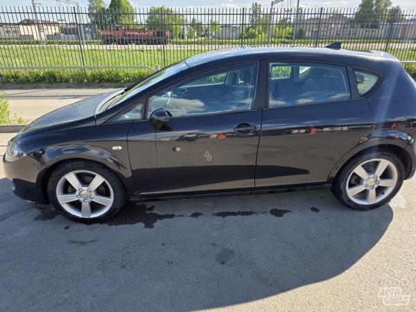 Black SEAT Leon 2006 in Siauliai, with an engine capacity of 2.00 L and mileage of 301 thousand km for 1800 €, photo 5 on AUTOMOTO.COM.LV