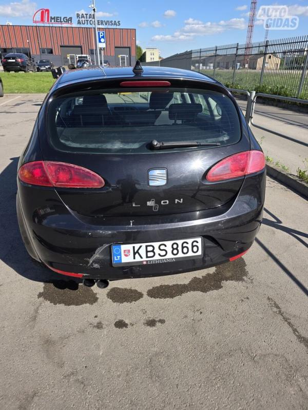 Black SEAT Leon 2006 in Siauliai, with an engine capacity of 2.00 L and mileage of 301 thousand km for 1800 €, photo 6 on AUTOMOTO.COM.LV