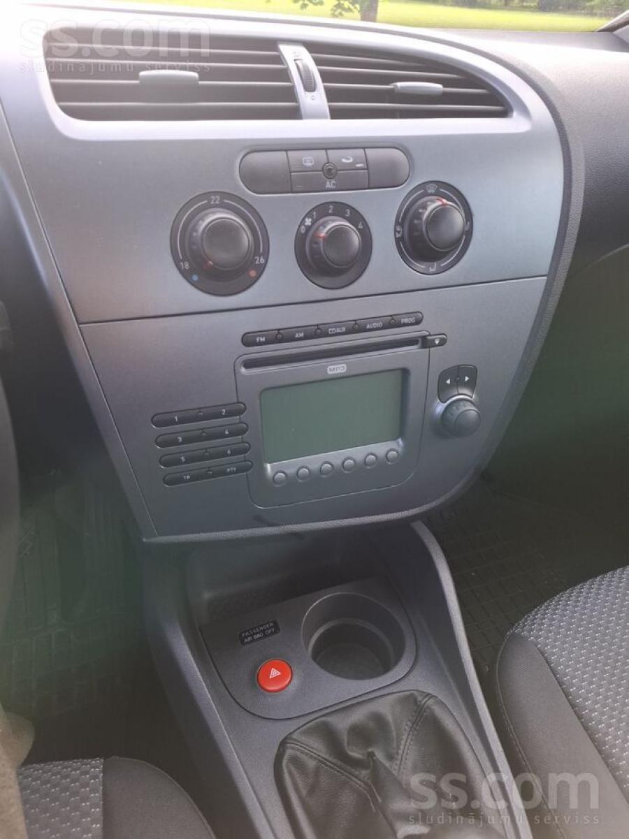 Black SEAT Leon 2006 in Riga, with an engine capacity of 1.60 L and mileage of 227 thousand km for 3000 €, photo 6 on AUTOMOTO.COM.LV