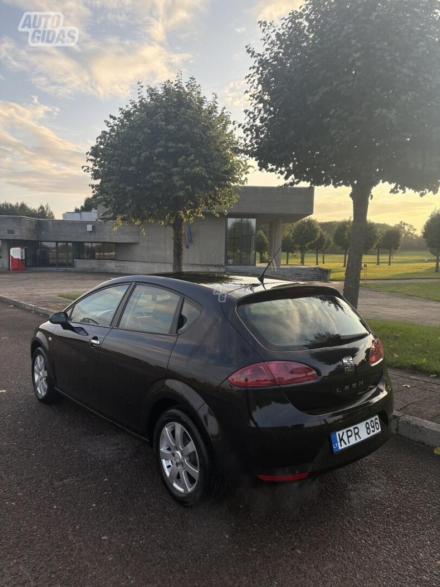 Black SEAT Leon 2006 in Kaunas, with an engine capacity of 2.00 L and mileage of 276 thousand km for 999 €, photo 5 on AUTOMOTO.COM.LV