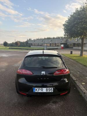 Black SEAT Leon 2006 in Kaunas, with an engine capacity of 2.00 L and mileage of 276 thousand km for 999 €, photo 6 on AUTOMOTO.COM.LV