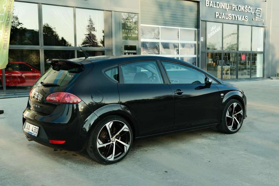 Black SEAT Leon 2006 in Panevezys, with an engine capacity of 1.97 L and mileage of 250 thousand km for 3000 €, photo 5 on AUTOMOTO.COM.LV