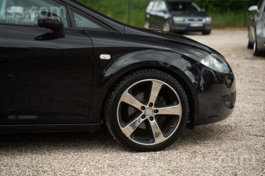 Black SEAT Leon 2007 in Liepaja, with an engine capacity of 2.00 L and mileage of 279 thousand km for 2250 €, photo 6 on AUTOMOTO.COM.LV