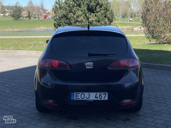 Black SEAT Leon 2007 in Silute, with an engine capacity of 2.00 L and mileage of 328 thousand km for 1350 €, photo 5 on AUTOMOTO.COM.LV