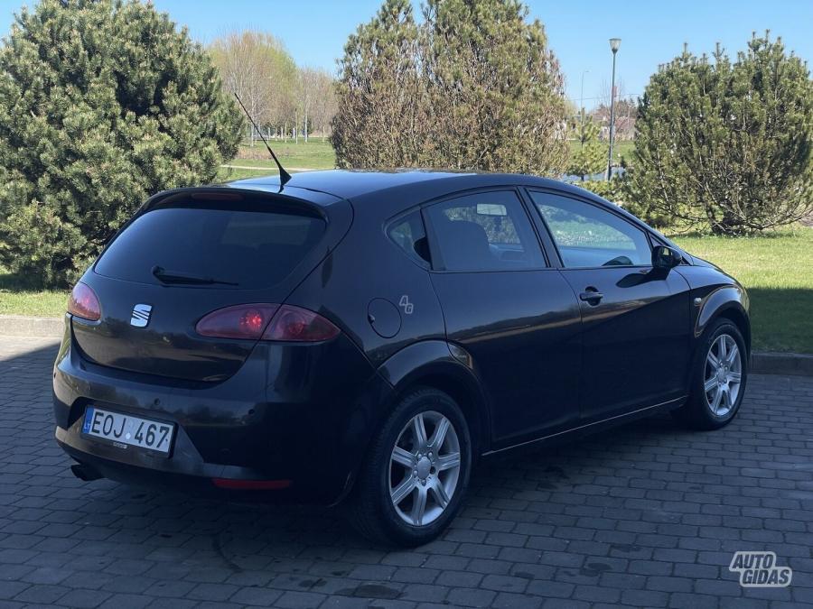 Black SEAT Leon 2007 in Silute, with an engine capacity of 2.00 L and mileage of 328 thousand km for 1350 €, photo 5 on AUTOMOTO.COM.LV