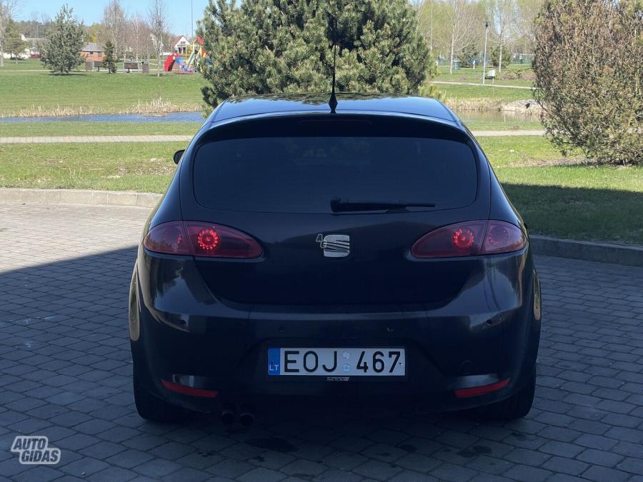 Black SEAT Leon 2007 in Silute, with an engine capacity of 2.00 L and mileage of 328 thousand km for 1350 €, photo 6 on AUTOMOTO.COM.LV