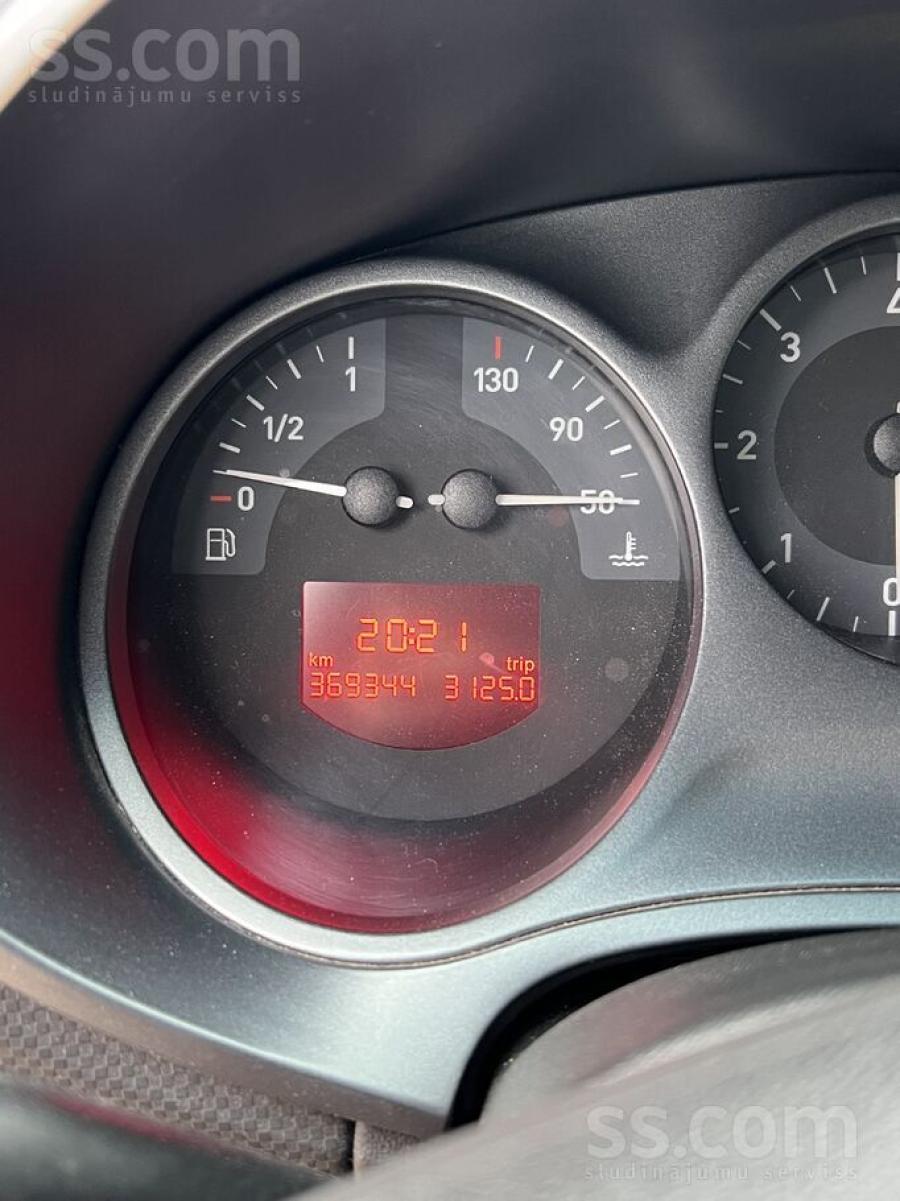 Black SEAT Leon 2007 in Riga, with an engine capacity of 1.90 L and mileage of 369 thousand km for 1400 €, photo 6 on AUTOMOTO.COM.LV