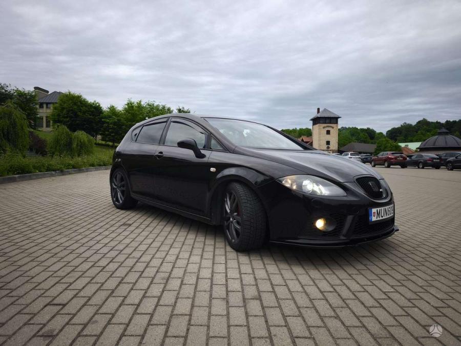 Black SEAT Leon 2007 in Vilnius, with an engine capacity of 1.98 L and mileage of 309 thousand km for 4100 €, photo 3 on AUTOMOTO.COM.LV