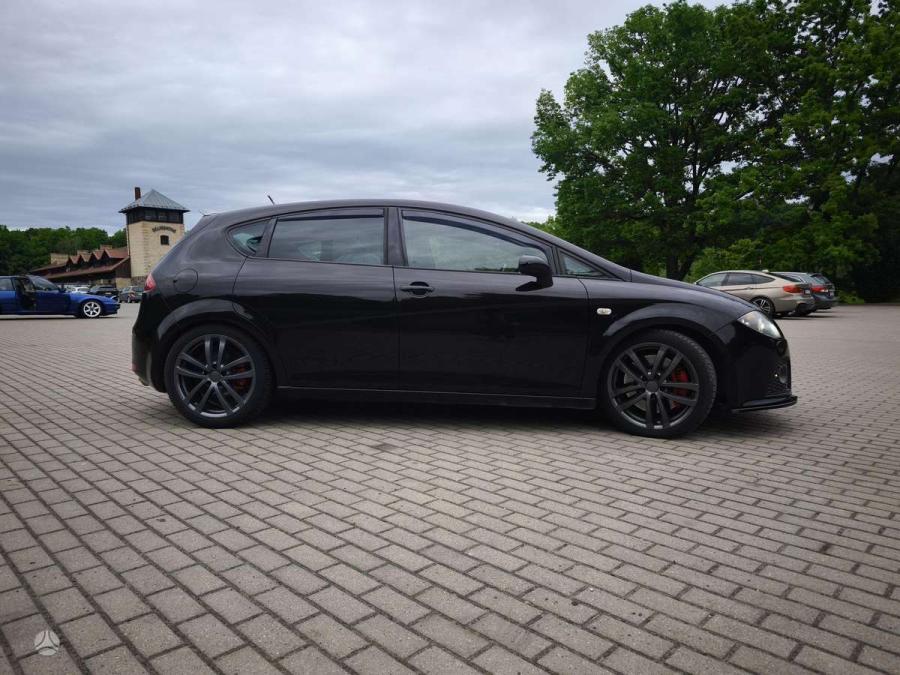 Black SEAT Leon 2007 in Vilnius, with an engine capacity of 1.98 L and mileage of 309 thousand km for 4100 €, photo 4 on AUTOMOTO.COM.LV