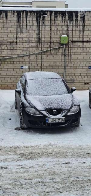 Black SEAT Leon 2008 in Kaunas, with an engine capacity of 1.90 L and mileage of 325 thousand km for 1400 €, photo 5 on AUTOMOTO.COM.LV