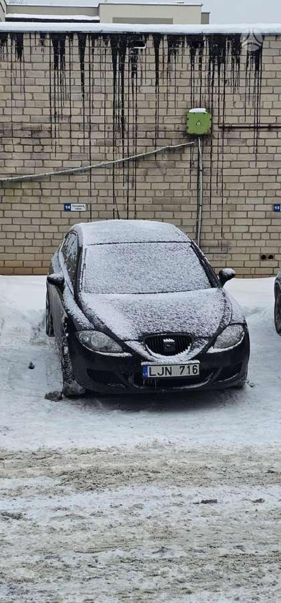 Black SEAT Leon 2008 in Kaunas, with an engine capacity of 1.90 L and mileage of 325 thousand km for 1400 €, photo 5 on AUTOMOTO.COM.LV