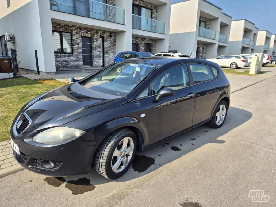 Black SEAT Leon 2008 in Kaunas, with an engine capacity of 1.90 L and mileage of 216 thousand km for 2300 €, photo 1 on AUTOMOTO.COM.LV