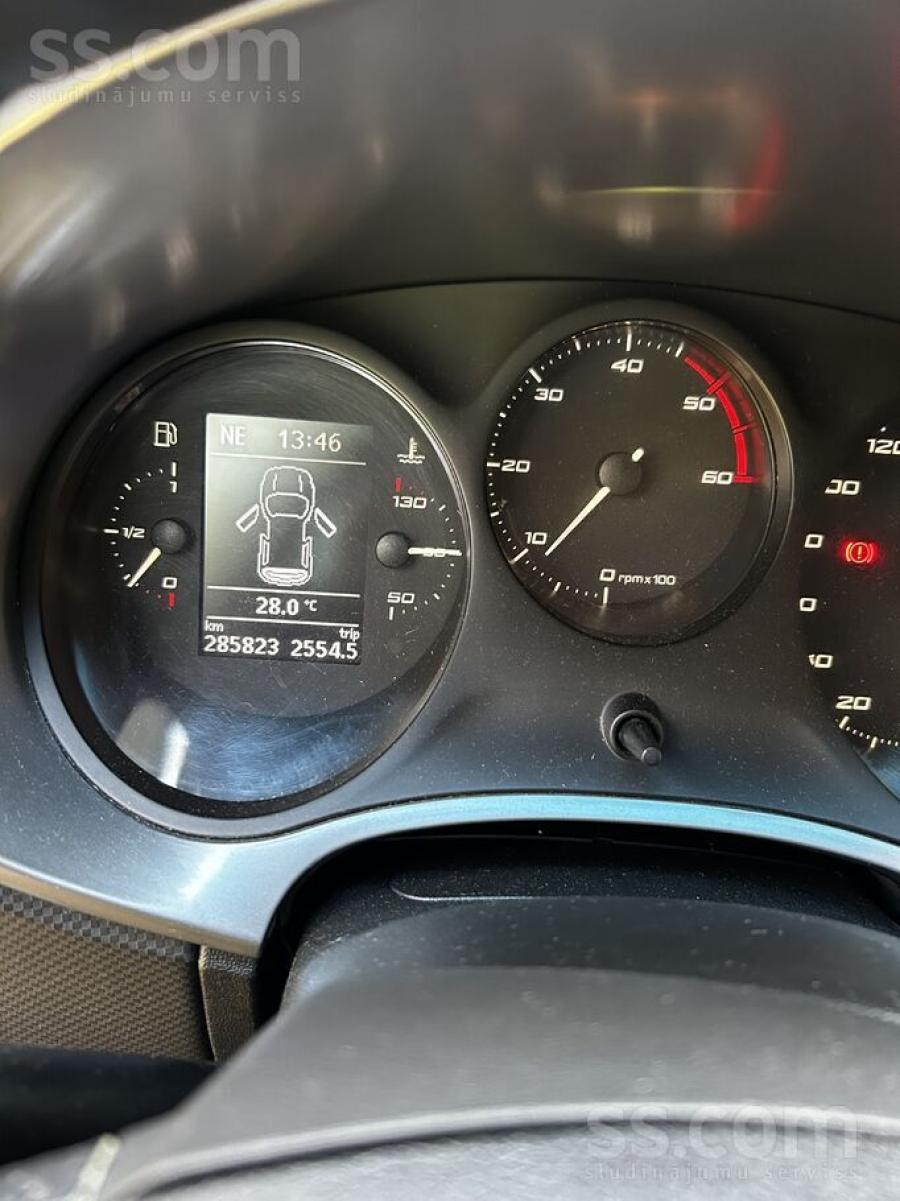 Black SEAT Leon 2009 in Bauska, with an engine capacity of 1.90 L and mileage of 286 thousand km for 2450 €, photo 9 on AUTOMOTO.COM.LV