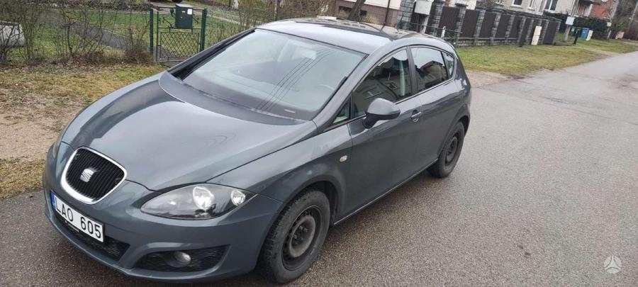 Black SEAT Leon 2010 in Kaunas, with an engine capacity of 1.90 L and mileage of 316 thousand km for 2600 €, photo 1 on AUTOMOTO.COM.LV