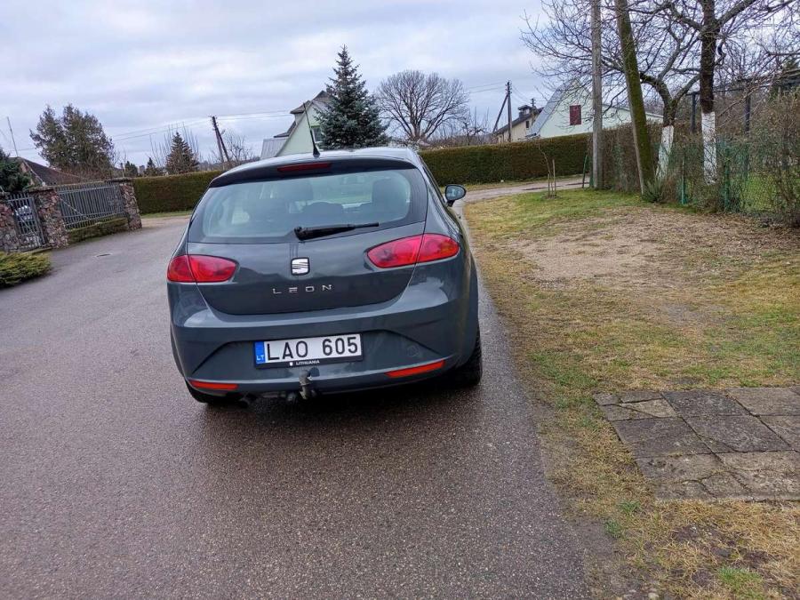 Black SEAT Leon 2010 in Kaunas, with an engine capacity of 1.90 L and mileage of 316 thousand km for 2600 €, photo 3 on AUTOMOTO.COM.LV