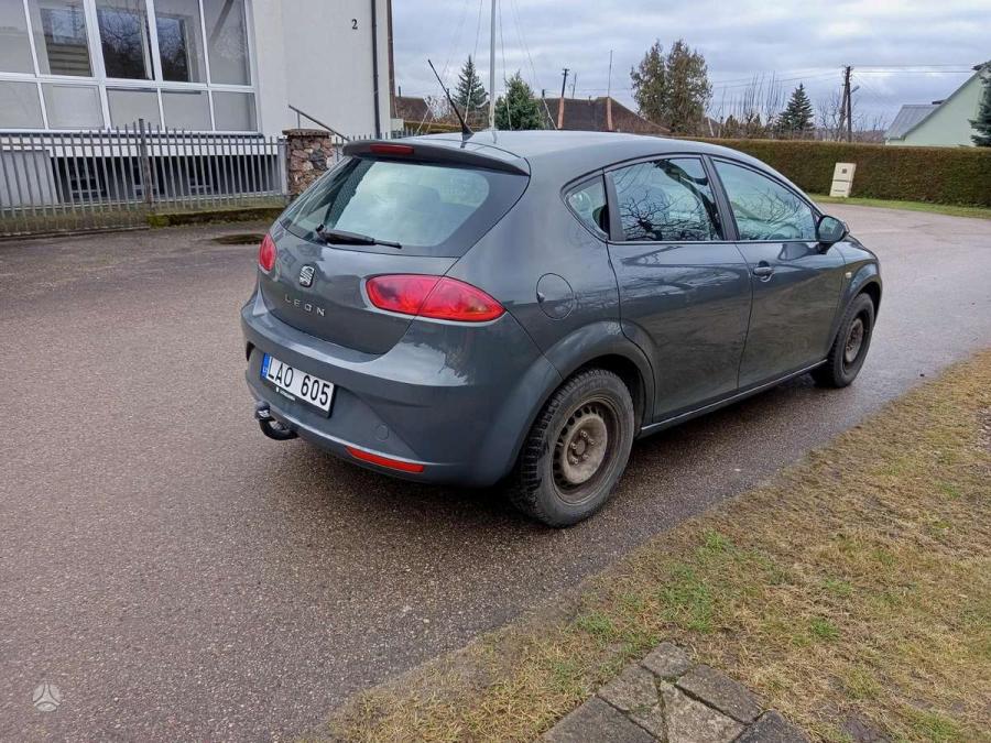 Black SEAT Leon 2010 in Kaunas, with an engine capacity of 1.90 L and mileage of 316 thousand km for 2600 €, photo 4 on AUTOMOTO.COM.LV